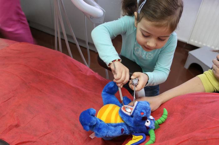 როდის უნდა მივმართოთ ბავშვთა სტომატოლოგს?